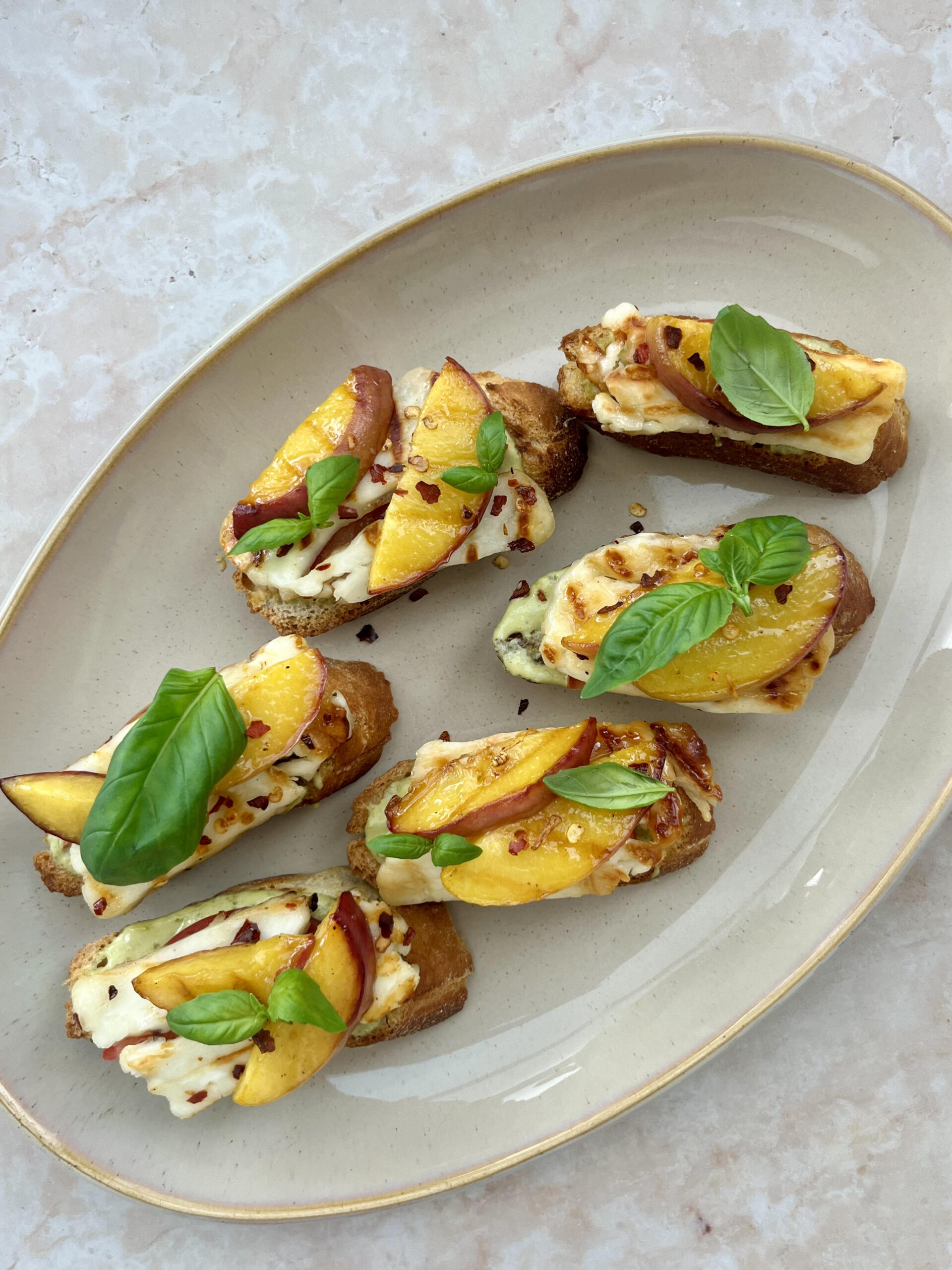HOT HONEY HALLOUMI CROSTINI MET GEGRILDE PERZIK EN BASILICUM - Aan ...