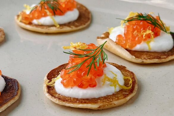 AMUSE MET HOT HONEY GARNAAL, CASSAVE, AVOCADO & LIMOEN - Aan tafel bij ...